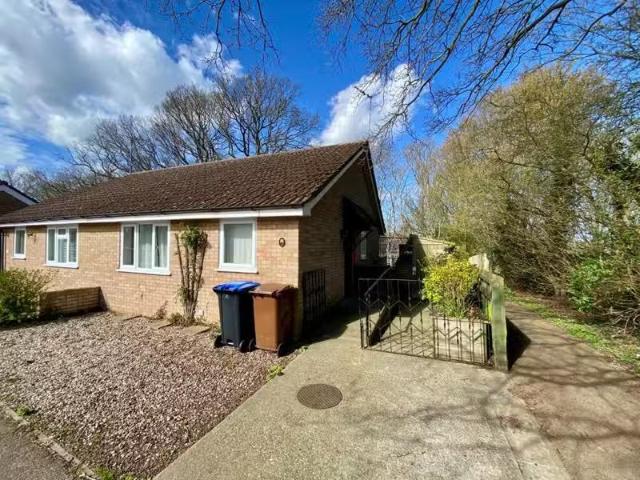 Deal! 1 BA 1 bedroom semi detached bungalow for rent in Semer.