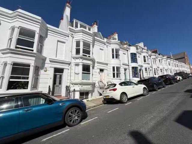 Nice 1 BA 1 bedroom terraced house for rent in Montpelier Stre.