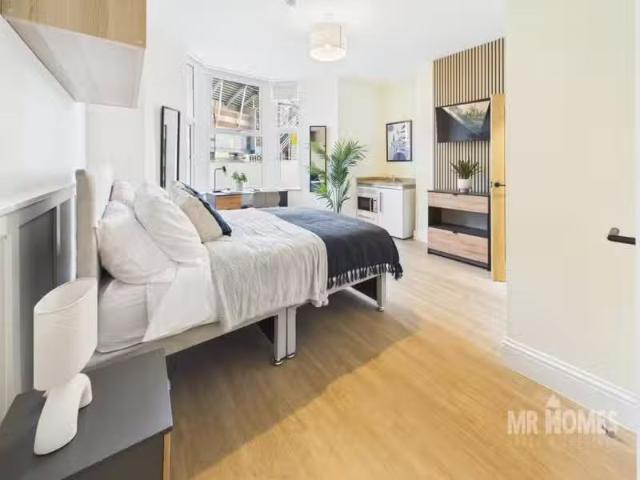 Unique 1 BA 1 bedroom terraced house for rent in Fitzhamon Emb.