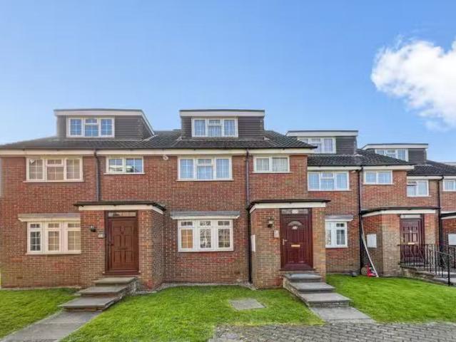Deal! 1 BA 2 bedroom maisonette for rent in Bramble Close, Sta.