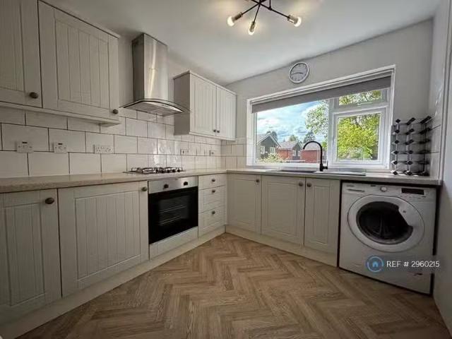 Charming 1 BA 2 bedroom maisonette for rent in Grangewood Cour.