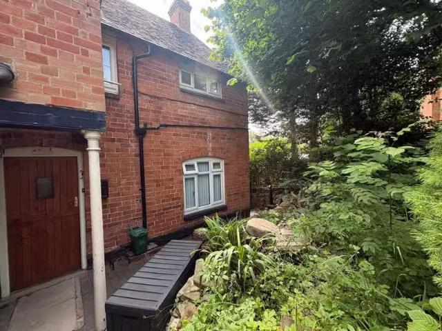 Cozy 1 BA 2 bedroom maisonette for rent in High Street, Henley.