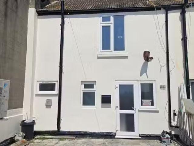 Cozy 1 BA 2 bedroom maisonette for rent in High Street, Shoreh.
