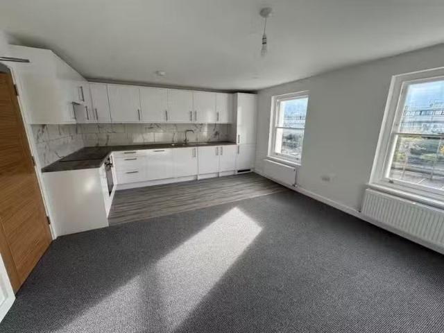 Nice 1 BA 2 bedroom maisonette for rent in Sandgate Road, Folk.