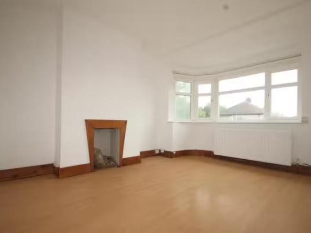 Cozy 1 BA 2 bedroom maisonette for rent in Shepperton Road, Or.