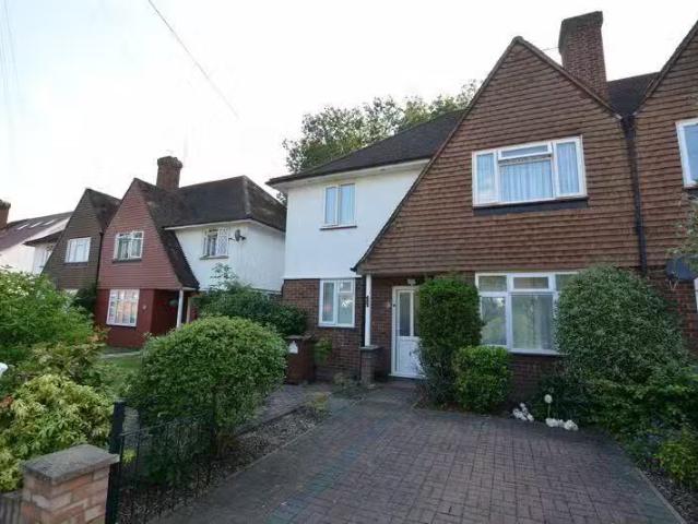 Cheap 1 BA 2 bedroom maisonette for rent in Woodridings Close.