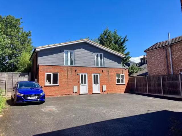 Cozy 1 BA 2 bedroom mews property for rent in Hatfield Road, S.