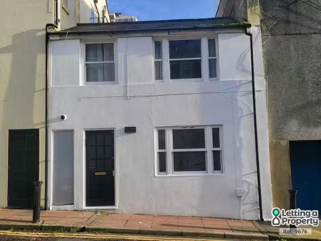 Deal! 1 BA 2 bedroom mews property for rent in Regency Square.