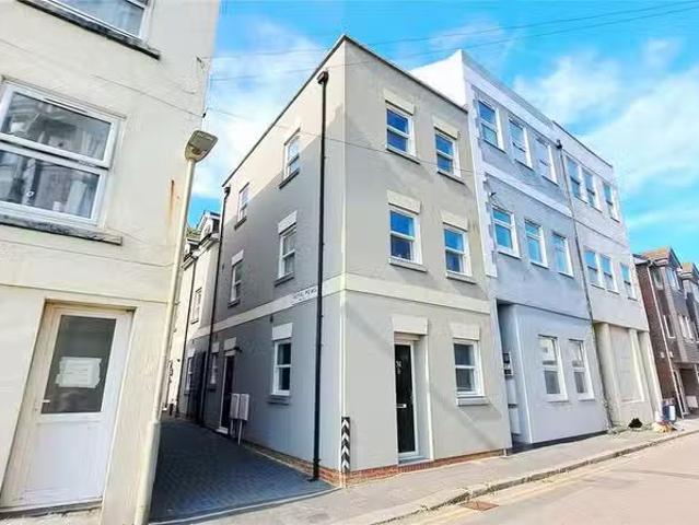 Just in! 1 BA 2 bedroom Mid Terrace House to rent, Caves Road.