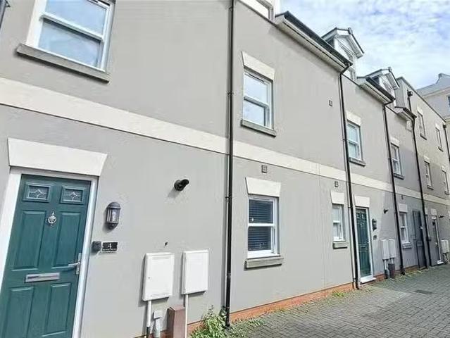 Just in! 1 BA 2 bedroom Mid Terrace House to rent, Royal Mews.