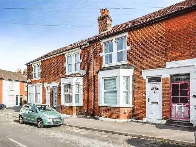 Just in! 1 BA 2 bedroom Mid Terrace House to rent, Western Roa.