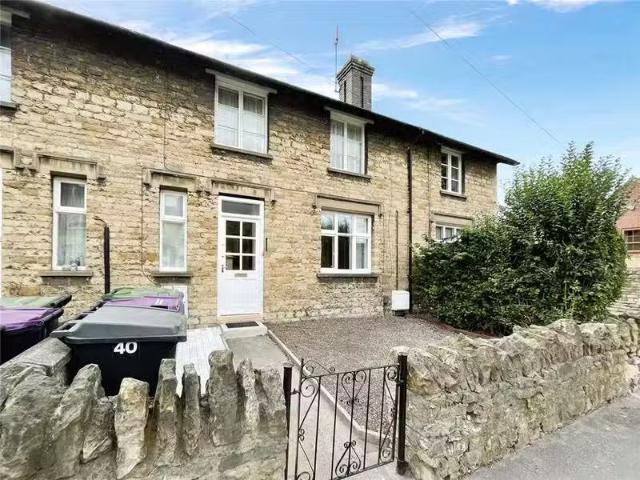 Cozy 1 BA 2 bedroom Mid Terrace Property to rent, High Street.