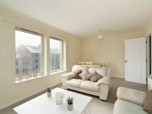 Charming 1 BA 2 bedroom apartment for rent in Virginia Street.