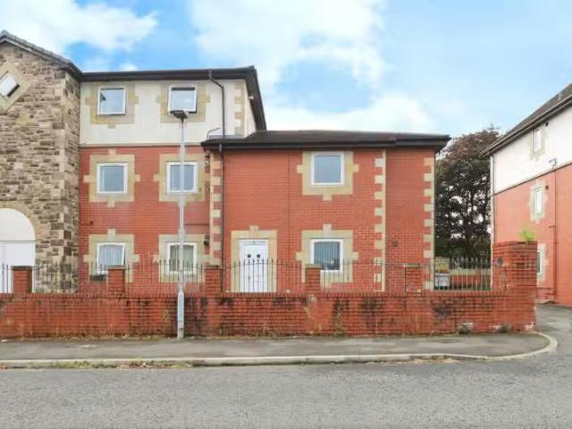 Cozy 1 BA 2 bedroom apartment for rent in Dearden Street, Bury.