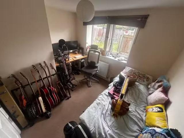 Cozy 1 BA 2 bedroom apartment for rent in Frome Valley Road, F.