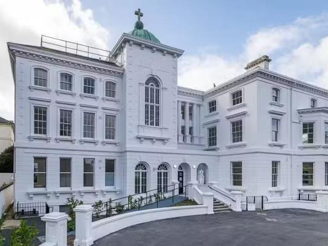 Nice 1 BA 2 bedroom apartment for rent in Hartington Place Eas.
