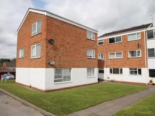 Cheap 1 BA 2 bedroom apartment for rent in Hawne Court, Stour.
