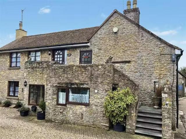 Charming 1 BA 2 bedroom apartment for rent in High Street, Bur.