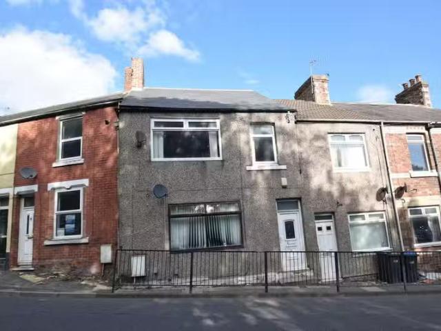 Deal! 1 BA 2 bedroom apartment for rent in High Street, Ferryh.