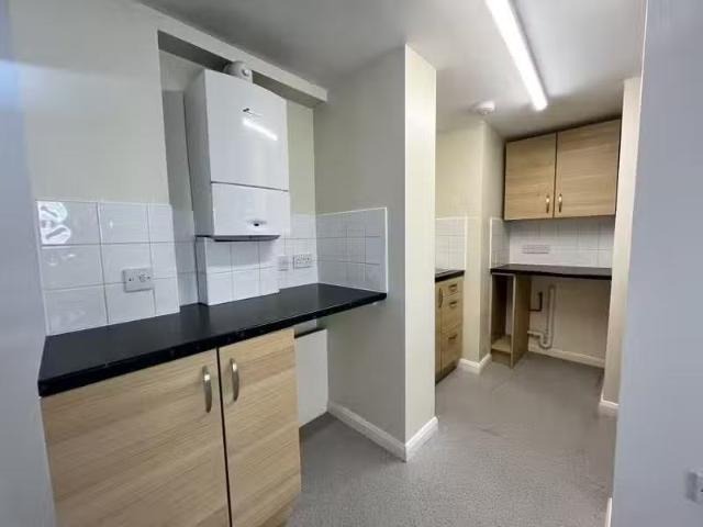 Just in! 1 BA 2 bedroom apartment for rent in Loverings Court.