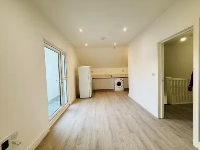 Deal! 1 BA 2 bedroom apartment for rent in Queensway, Enfiled.