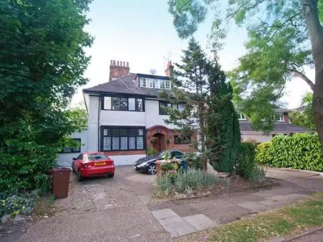 Charming 1 BA 2 bedroom apartment for rent in Royston Grove, H.