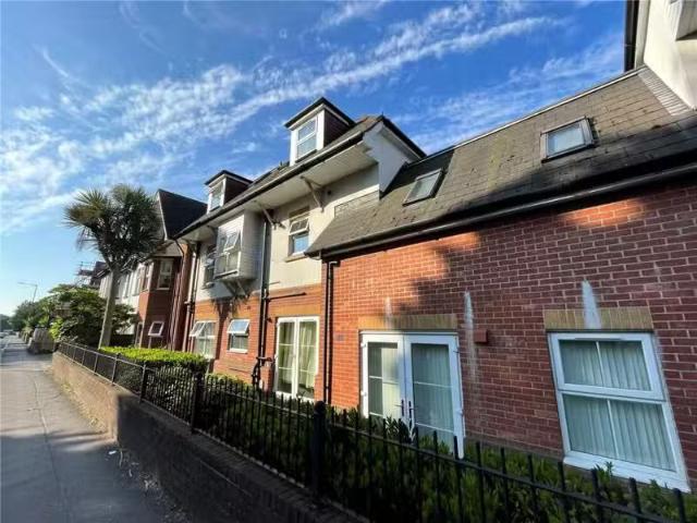Cozy 1 BA 2 bedroom apartment for rent in Rushton Crescent, Bo.