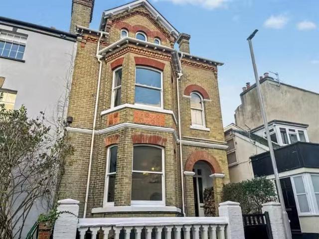 Charming 1 BA 2 bedroom apartment for rent in Silver Street, L.