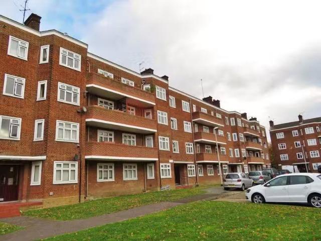 Rental! 1 BA 2 bedroom apartment for rent in Snaresbrook, E18