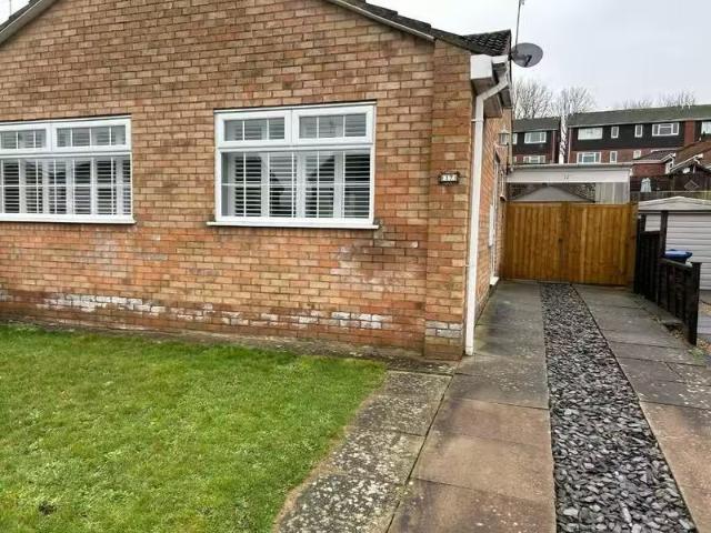 Cheap 1 BA 2 bedroom bungalow for rent in Crane Close, Warwick.
