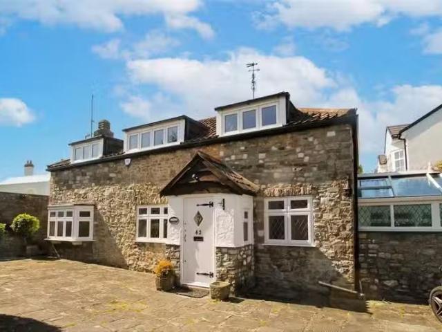 For Rent! 1 BA 2 bedroom coach house for rent in Coombe Dingle.