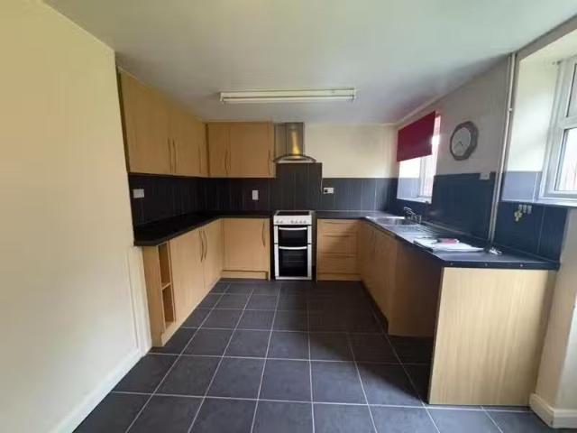 For Rent! 1 BA 2 bedroom cottage for rent in Church Road, Beyt.