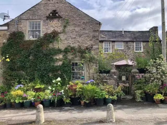 Cheap 1 BA 2 bedroom cottage for rent in Nuns Close, Richmond.