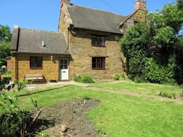 Charming 1 BA 2 bedroom cottage for rent in Tomlow Road, Stock.