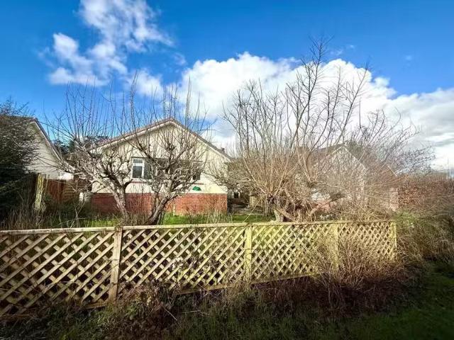 Deal! 1 BA 2 bedroom detached bungalow for rent in Creedy Road.