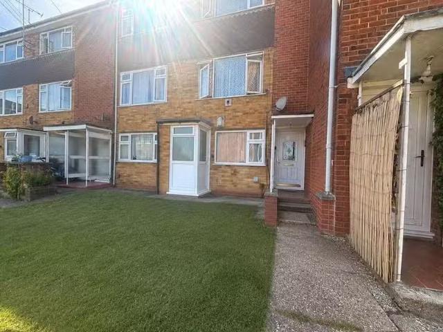 Cozy 1 BA 2 bedroom End Terrace Flat to rent, Scott Avenue, Ra.