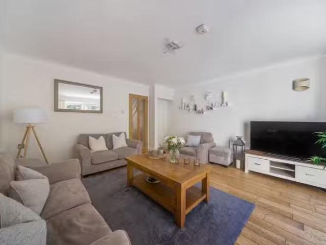 Cozy 1 BA 2 bedroom end of terrace house for rent in Branksome.