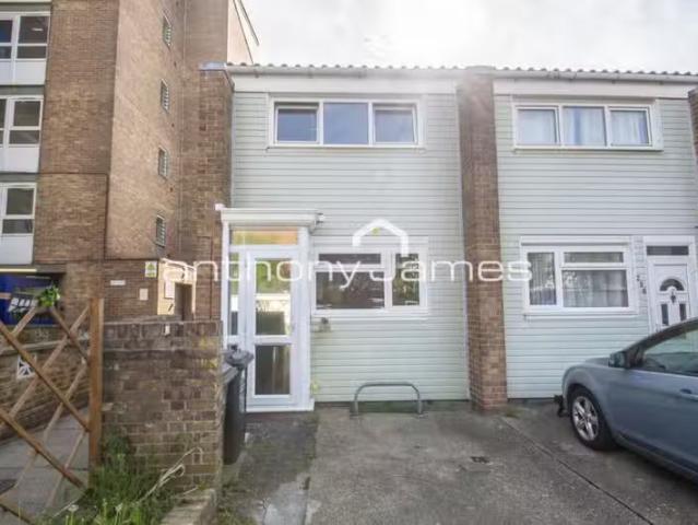 Cozy 1 BA 2 bedroom end of terrace house for rent in Dartford.