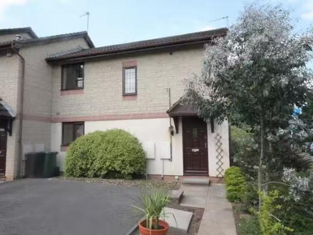 Cozy 1 BA 2 bedroom end of terrace house for rent in The Worth.