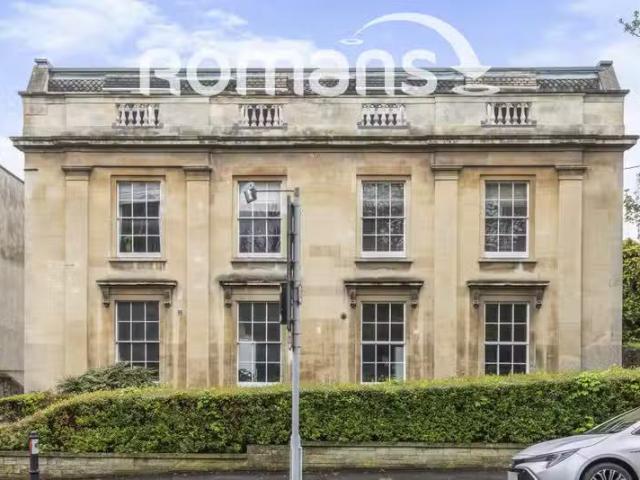 Cozy 1 BA 2 bedroom flat for rent in Cotham Road SELECTIVE.