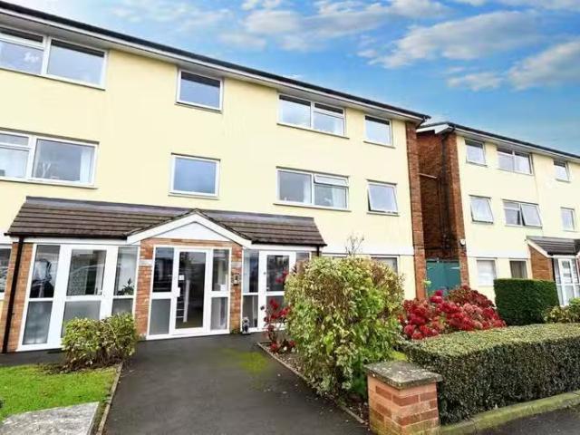 Cheap 1 BA 2 bedroom flat for rent in Campion Road, Leamington.