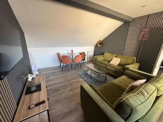 Just in! 1 BA 2 bedroom flat for rent in Church Road, Hove, Ea.
