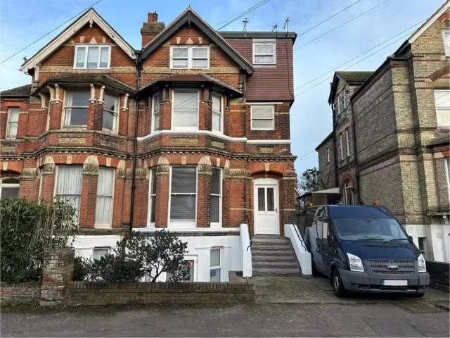 Just in! 1 BA 2 bedroom flat for rent in Christ Church Road, F.