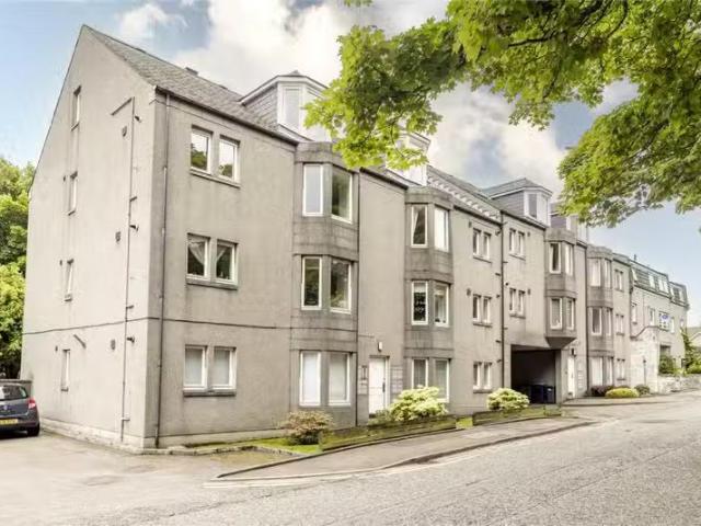 Cozy 1 BA 2 bedroom flat for rent in Craigton Road, Aberdeen.