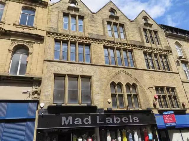 Rental! 1 BA 2 bedroom flat for rent in Apt Crown Street, Hali.