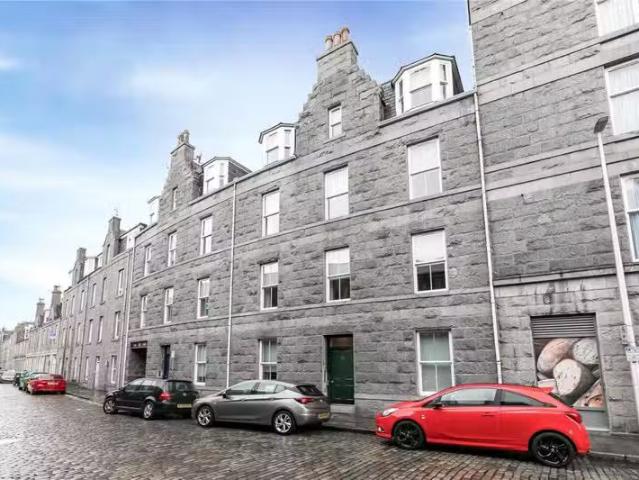 Unique 1 BA 2 bedroom flat for rent in Baker Street, Aberdeen.
