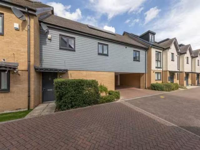 Cozy 1 BA 2 bedroom flat for rent in Becket Close, Woodford Gr.