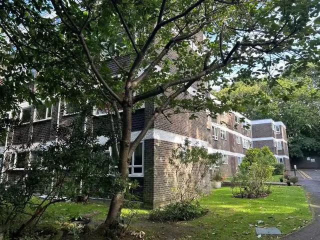 Cozy 1 BA 2 bedroom flat for rent in Branksome Wood Road, Bour.