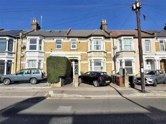 Rental! 1 BA 2 bedroom flat for rent in Grove Green Road, Leyt.
