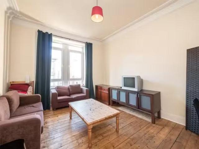 Cozy 1 BA 2 bedroom flat for rent in Grove Street, Edinburgh.